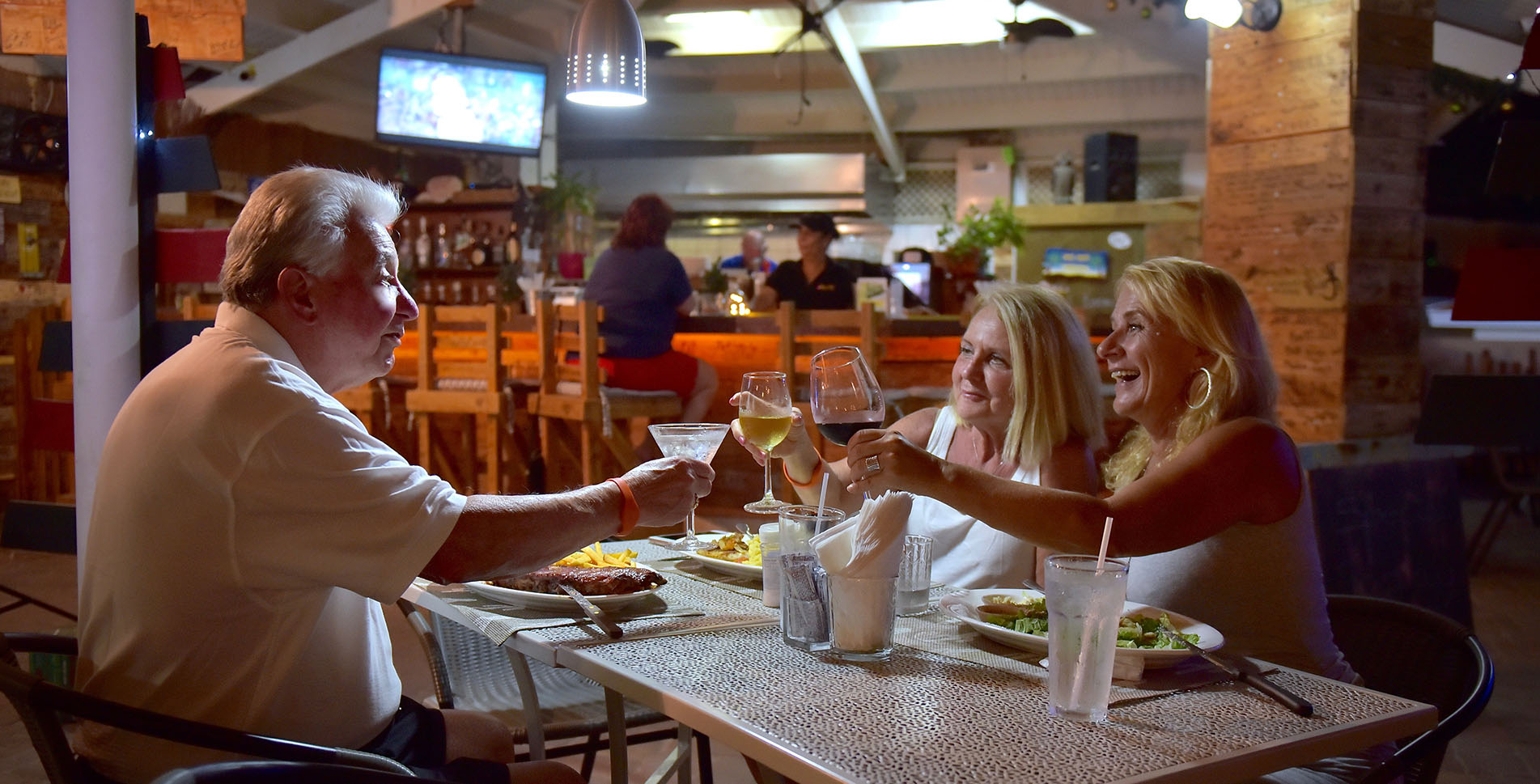 Kini Kini Pool Bar – Tasty Drinks | Delicious Food | Good Times